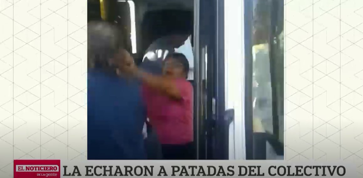 La echaron a patadas del colectivo | Telefe Noticias